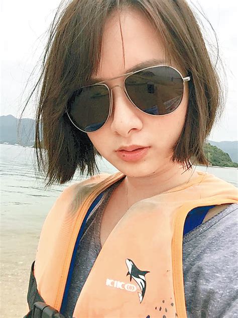 政情女神曾素麗 短髮玩划艇 東方日報