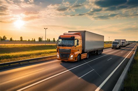 高速公路上的运输货车高清图片下载 正版图片600308181 摄图网