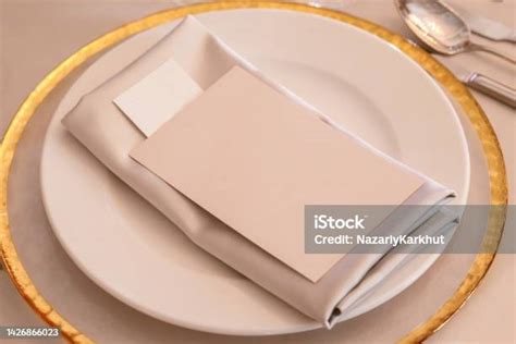황금 칼과 도자기 접시와 축제 크리스마스 결혼식 생일 테이블 설정 빈 카드 모형 레스토랑 메뉴 템플릿입니다 플랫 레이 상단 보기 메뉴판에 대한 스톡 사진 및 기타 이미지
