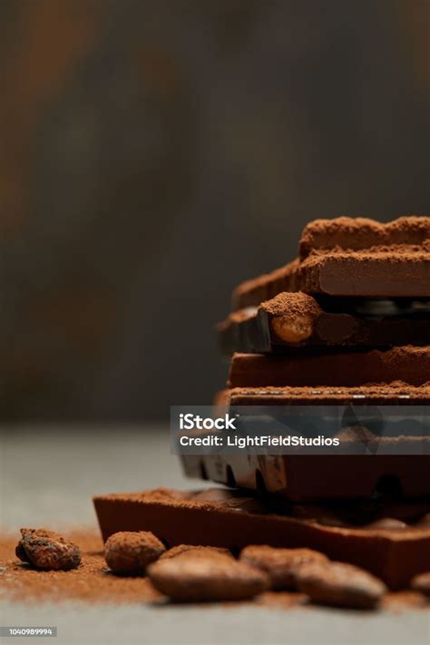 회색에 스택된 맛 있는 모듬된 견과류 및 코코아 콩 초콜릿 조각의 근접 보기 0명에 대한 스톡 사진 및 기타 이미지 0명 다양 미식가 Istock
