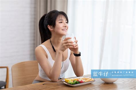 年轻女子吃营养早餐 蓝牛仔影像 中国原创广告影像素材
