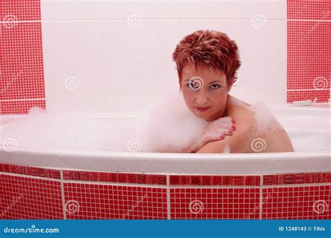 Donna Nel Bagno Di Bolla 2 Immagine Stock Immagine Di Vasca 1248143