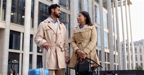 정장을 입은 다양한 동료들이 야외에 서서 이야기를 나누는 모습 2명에 대한 스톡 사진 및 기타 이미지 2명 가방 공항 터미널 Istock