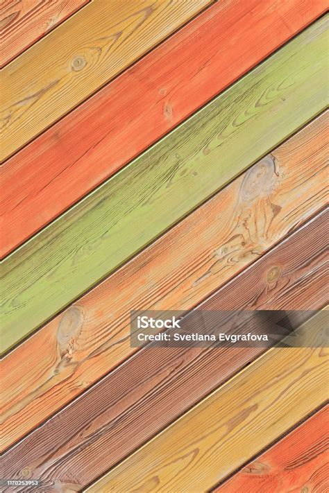 노란색 오렌지 녹색 갈색 색상으로 그린 나무 보드의 표면 질감과 아름다운 파스텔 가을 색상추상 다색 다채로운 수직 대각선 줄무늬 배경 배경 주제에 대한 스톡 사진 및 기타