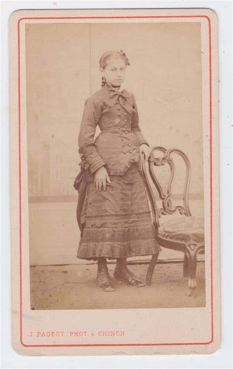 Jeune Fille Debout Pr S D Une Chaise Portrait S Pia