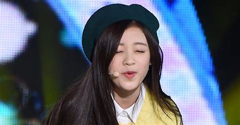 포토 에이프릴 진솔 입술 쭉~내밀고 깜찍하게~