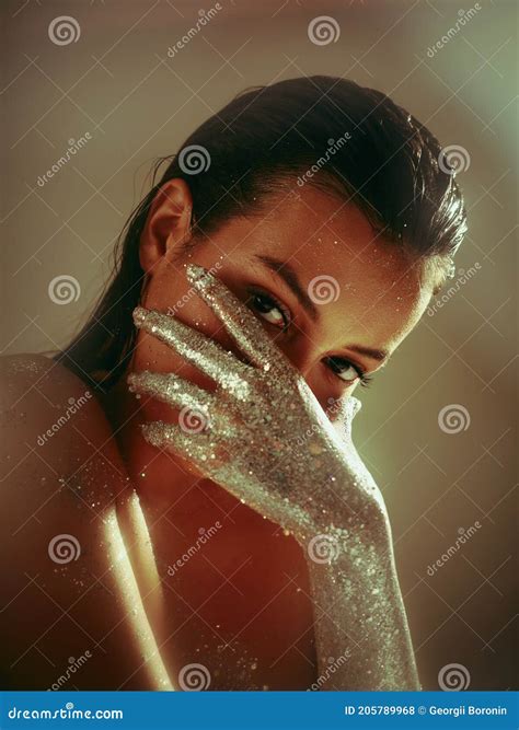 闪闪发亮的女手少女用手臂遮住脸用节日气派的身体艺术 库存照片 图片 包括有 肉欲 设计 摆在 青年时期