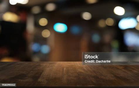 레스토랑의 추상적 인 흐린 보케 배경 앞에 빈 어두운 나무 테이블 제품을 표시하거나 몽타주에 사용할 수 있습니다 공간을 조롱합니다 0명에 대한 스톡 사진 및 기타 이미지