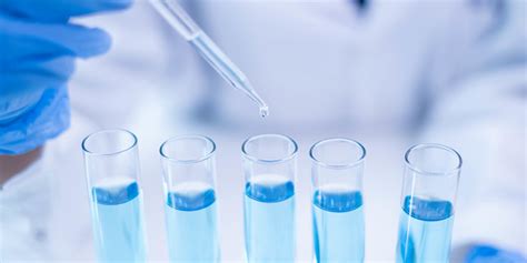 파란 유리제 시험관 유리 제품 액체 표본 피펫 장비 화학 화학 생명 공학 실험실 과학 연구 분석 실험 시험 산업 과학 제약 의료