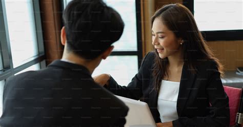 휠체어를 타고 사무실에서 동료들과 함께 일하는 행복한 젊은 아시아 사업가 사진 Unsplash의 태국 이미지