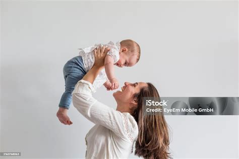 흰색 배경에 대고 귀여운 아기 소녀를 들어 올리는 행복 한 엄마 어머니에 대한 스톡 사진 및 기타 이미지 어머니 아기 딸 Istock