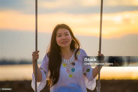 젊은 아름 답 고 행복 한 아시아 일본 여자 비치에서 즐기는 여름 휴가 여행 리조트 재미 느낌을 자유롭고 편안 하 게 바다에서