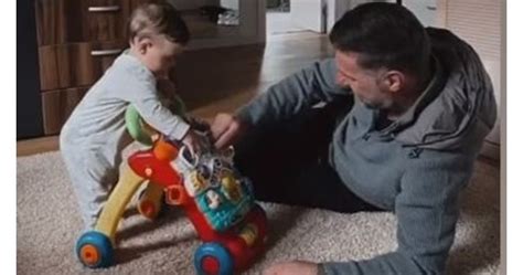 Младен Кръстаич се теши с внучката