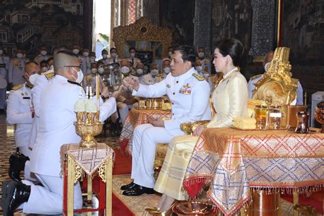 ชมภาพในหลวง พระราชินี ทรงบำเพ็ญพระราชกุศลมาฆบูชา พุทธศักราช 2566