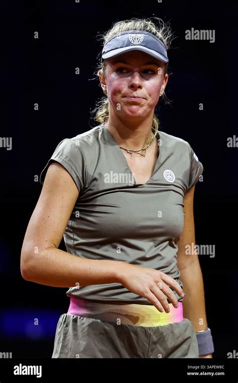 Im Bild Magdalena Frech Magdalena Frech POL Vs Sara Errani ITA GER Porsche Tennis Grand Prix GP