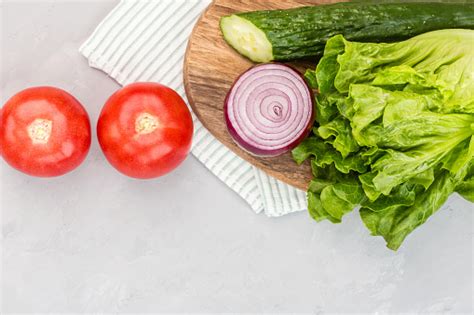 테이블에 건강한 채식 요리 신선한 토마토 오이 양상추 회색 콘크리트 배경에 붉은 양파와 야채 샐러드 다이어트 메뉴 맨 위 보기 플랫 레이 모형 복사 공간이있는 템플릿 0명에