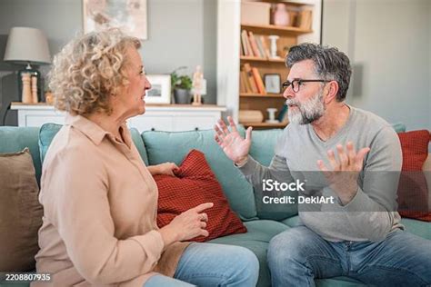 남자와 여자가 집에서 말다툼을 하고 있다 그들은 결혼 생활에 문제를 겪고 있으며 이혼의 위험에 처해 있습니다 2명에 대한 스톡 사진 및 기타 이미지 Istock