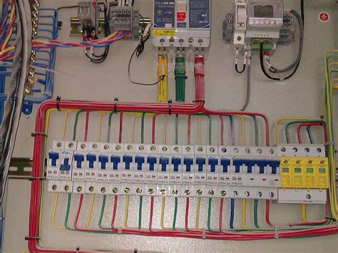 家里电线经常通电一段时间后跳闸是什么原因？
