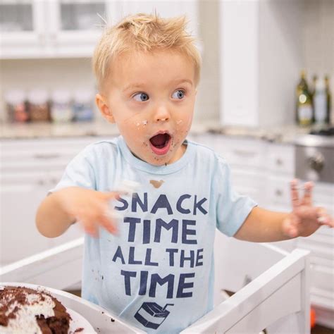 엄마 아빠가 갓 태어난 여동생을 데리고 왔다