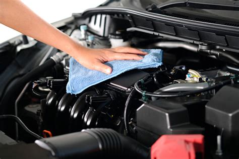 파란 천을 들고 남자의 손 돌보는 유지 보수 자동차와 청소 및 엔진 자동차 방 가솔린에 대한 스톡 사진 및 기타 이미지 가솔린 교통수단 기계공 Istock