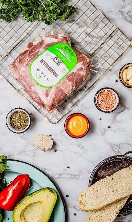 가방 고기 그릇 그리드 날 음식 대리석 배경 대리석 표면 레시피 마늘 머스타드 소스 미식가 빨간 고추 빵