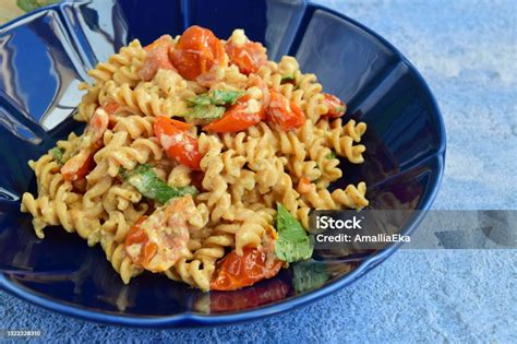 페타파스타 체리 토마토 페타 치즈 마늘 바질 잎 허브로 만든 유행 바이러스 페타 베이킹 파스타 조리법 0명에 대한 스톡 사진 및 기타 이미지 Istock