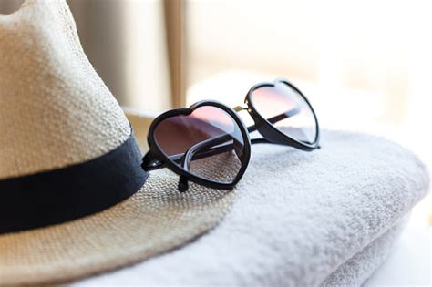 해변 여름 액세서리입니다 하트 모양선글라스 세련된 니트 밀짚 모자 흰색 수건 최소한의 여름 개념 플랫 레이 공간을 복사합니다 맨