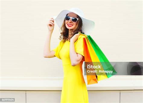 패션 세로 예쁜 젊은 여자 쇼핑 가방을 착용 시 포즈 웃 고 노란 드레스 흰색 배경 위에 흰색 밀 짚 모자 가방에 대한 스톡 사진 및 기타 이미지 Istock