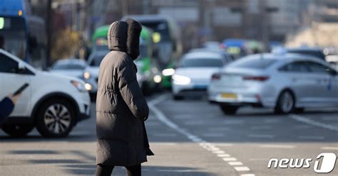 쌀쌀한 날씨 두터운 외투는 필수