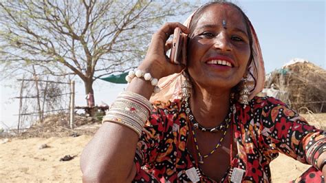 야외 장소에서 스마트폰으로 이야기하는 전통 의상을 입은 젊은 인도 여성 동아시아에 대한 스톡 사진 및 기타 이미지 동아시아 디지털 원주민 말하기 Istock