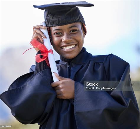 졸업 교육 및 흑인 여성 초상화 수료증 대학 성공 및 성취 졸업 졸업 모자 야외에서 학생 동기 부여 및 미래 졸업장을 가진 행복 한 여자 졸업식에 대한 스톡 사진 및 기타
