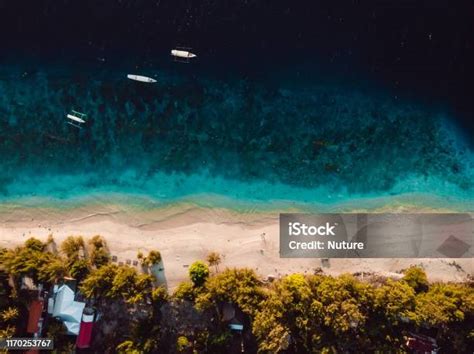 해변 보트 및 청록색 크리스탈 바다 공중 보기와 열대 섬 길리 제도 0명에 대한 스톡 사진 및 기타 이미지 0명 관광 길리 섬 Istock