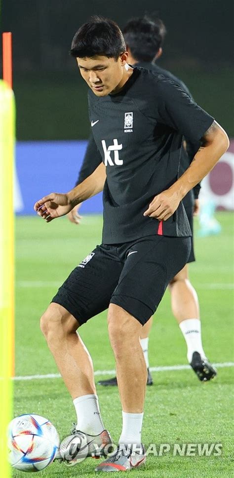 패스하는 김민재 연합뉴스