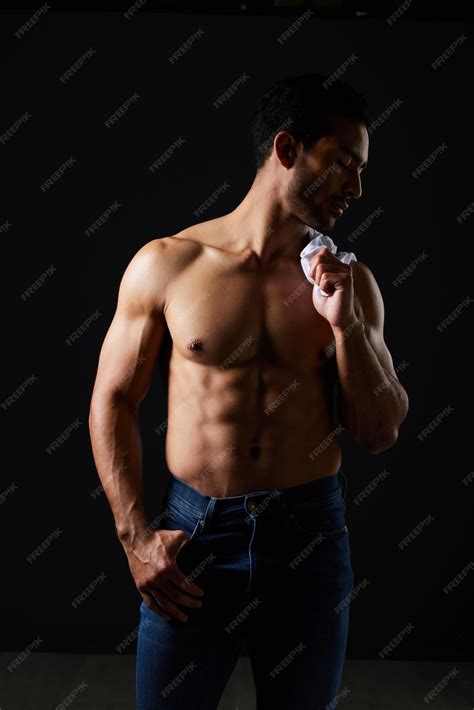 Muscle Sexy Et Homme En Studio Avec Inspiration Fitness Beauté
