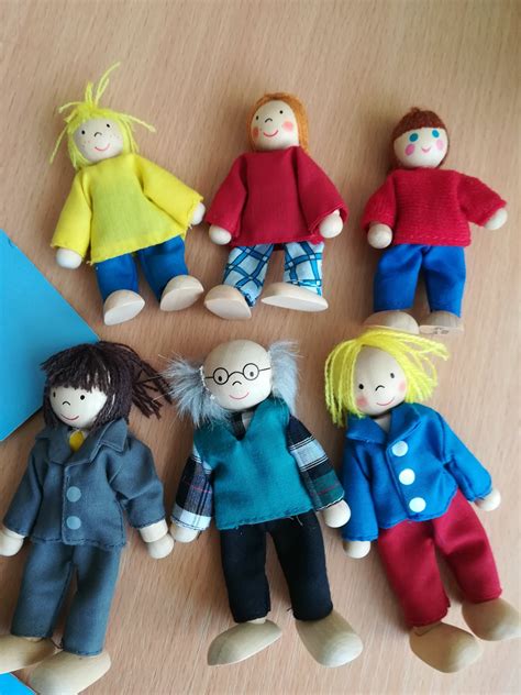 За да работим добре заедно подгответе и вие вашите материали за изработване на кукли от картон