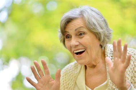 Красивая пожилая женщина стоковое фото изображение насчитывающей уныло 37414626