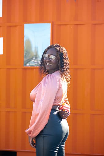 리옹 도시에서 아프로 머리를 가진 예쁜 젊은 혼합 인종 아프리카 계 미국인 힙스터 동영상 블로거 여자 20 24세에 대한 스톡 사진 및 기타 이미지 Istock