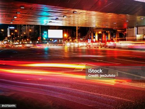 밤 소통량 빛 도시 배경에서 등산 하 고 광고를 위한 밤 시간에 빈 옥외 광고 포스터 또는 빈 빌보드 광고 판 사업 배경에 대 한 가로등 0명에 대한 스톡 사진 및 기타