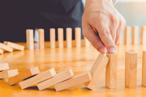 사업 계획의 개념 고성능 사업 프로세스 및 워크플로우 사업가 계획 및 사업 전략 도미노 효과 문제 해결 개선에 대한 스톡 사진