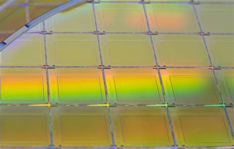 실리콘 웨이퍼 및 마이크로회로 웨이퍼는 집적 회로의 제조를 위해 전자 장치에 사용되는 결정질 실리콘과 같은 반도체 재료의 얇은 조각이다 0명에 대한 스톡 사진 및 기타