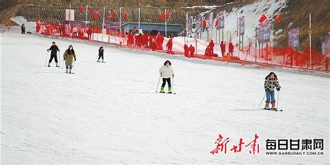 图片新闻滑雪爱好者在武威塔儿湾旅游景区滑雪场滑雪 手机新浪网