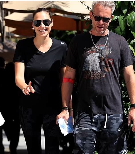 جال جادوت وزوجها بشوارع بيفرلي هيلز بعد بطولتها لفيلم Heart Of Stone