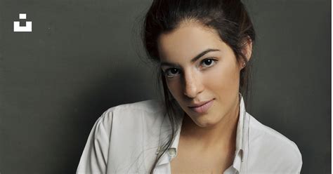 갈색 나무 의자에 앉아있는 흰색 드레스 셔츠를 입은 여자 사진 Unsplash의 무료 블라우스 이미지