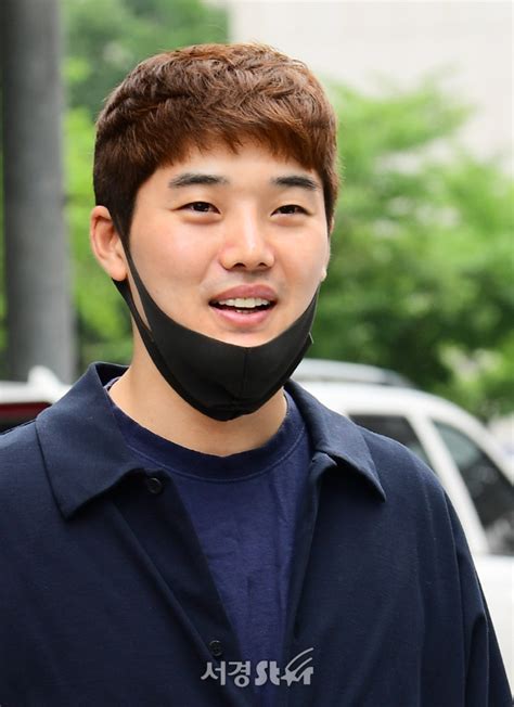 권혁수 미소 살짝