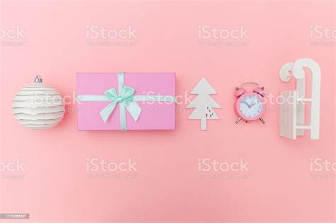 분홍색 파스텔 트렌디 한 배경에 고립 된 단순히 최소한의 구성 겨울 개체 장식품 썰매 전나무 나무 공 선물 상자 0명에 대한 스톡 사진 및 기타 이미지 Istock