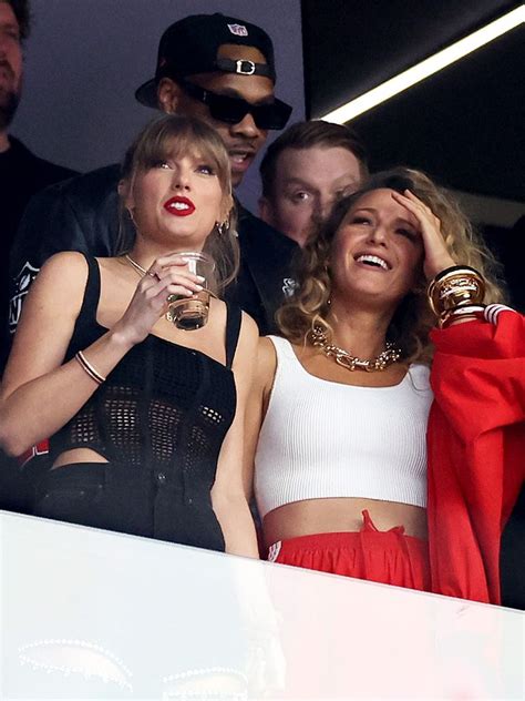 Blake Lively Wore An Aritzia Top To The Super Bowl Who What Wear