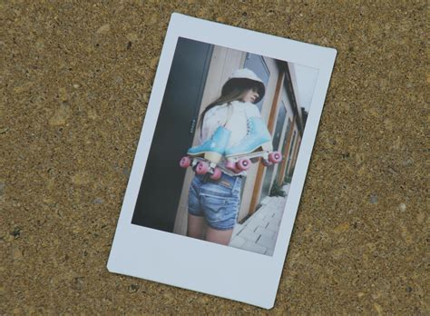 갈색 표면 금발 낮 데님 반바지 도시 설정 라이프스타일 레저 레크리에이션 레트로 롤러스케이트 분홍색 바퀴 빈티지 스타일 사암 사진 생의 질감 수직