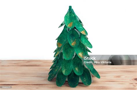 일회용 숟가락으로 만든 크리스마스 트리 단계별 명령입니다 핸드메이드 Diy 플라스틱 재사용 개념 0명에 대한 스톡 사진 및 기타 이미지 Istock