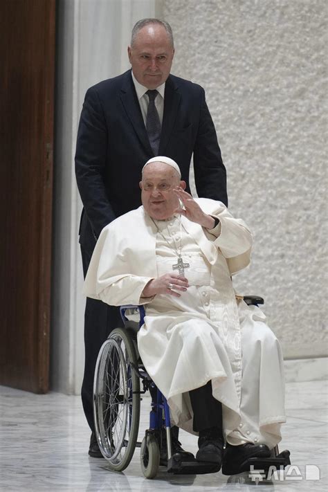 호흡기 질환으로 입원한 프란치스코 교황 폐렴 진단 받아 [뉴시스pic]
