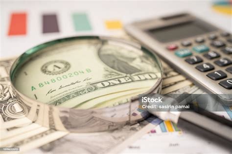 그래프 배경 은행 계좌 투자 분석 연구 데이터 경제 거래 비즈니스 회사 개념에 유리와 미국 달러 지폐를 돋보기 0명에 대한 스톡 사진 및 기타 이미지 Istock